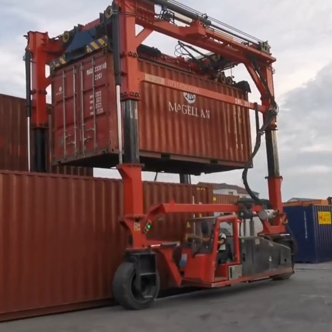 Red 40T Port Straddle Carrier Heavy Duty Container Lifting Crane
